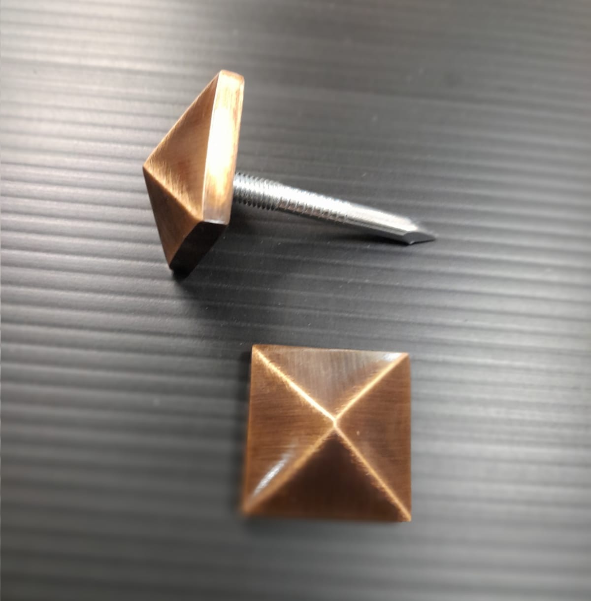 Borchia piramidale in ottone antico - Variante: 20x20